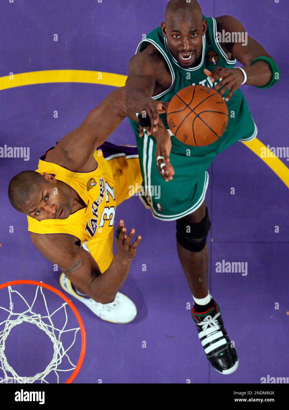 Boston Celtics forward Kevin Garnett, right, puts up a shot as Los ...