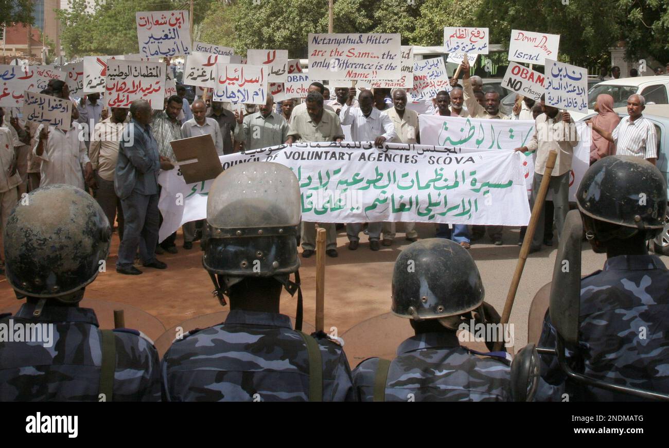 Sudanese riot police block activists chanting anti-Israeli slogans ...