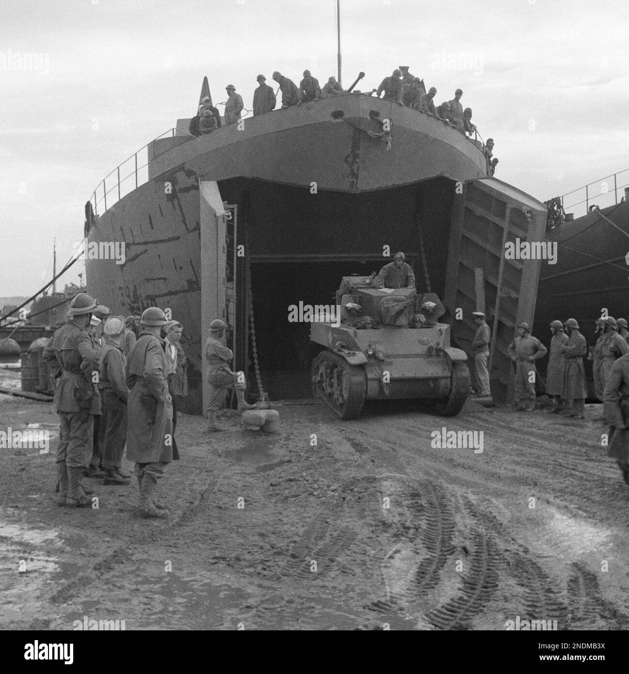 Members of the first armored division of the French expeditionary ...
