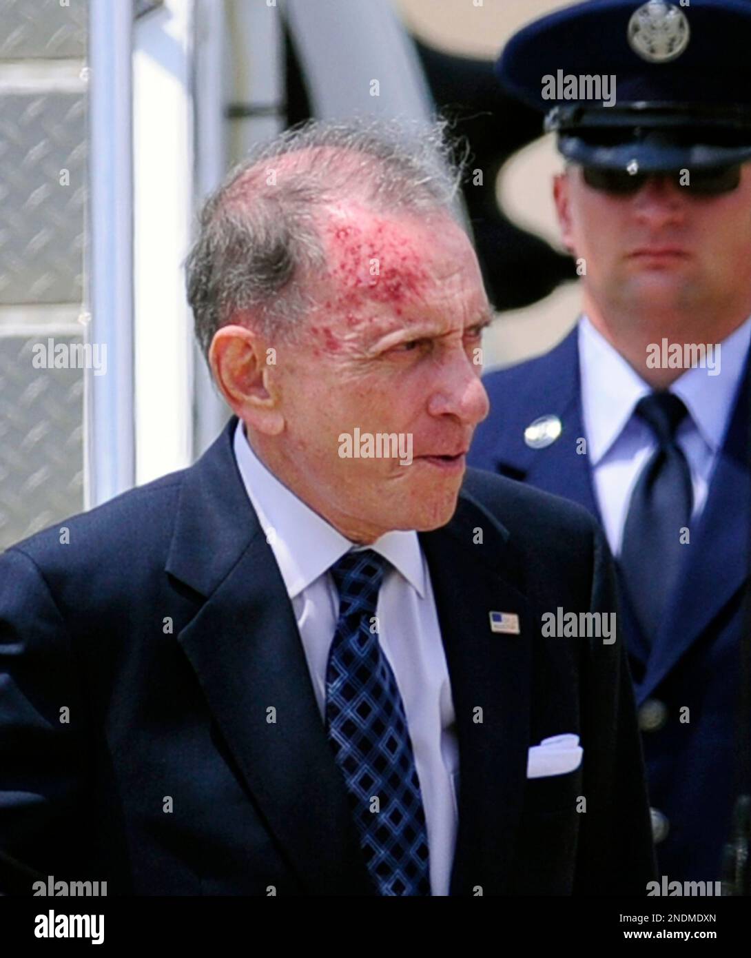 Sen. Arlen Specter, D-Pa., arrives at Pittsburgh International Airport ...