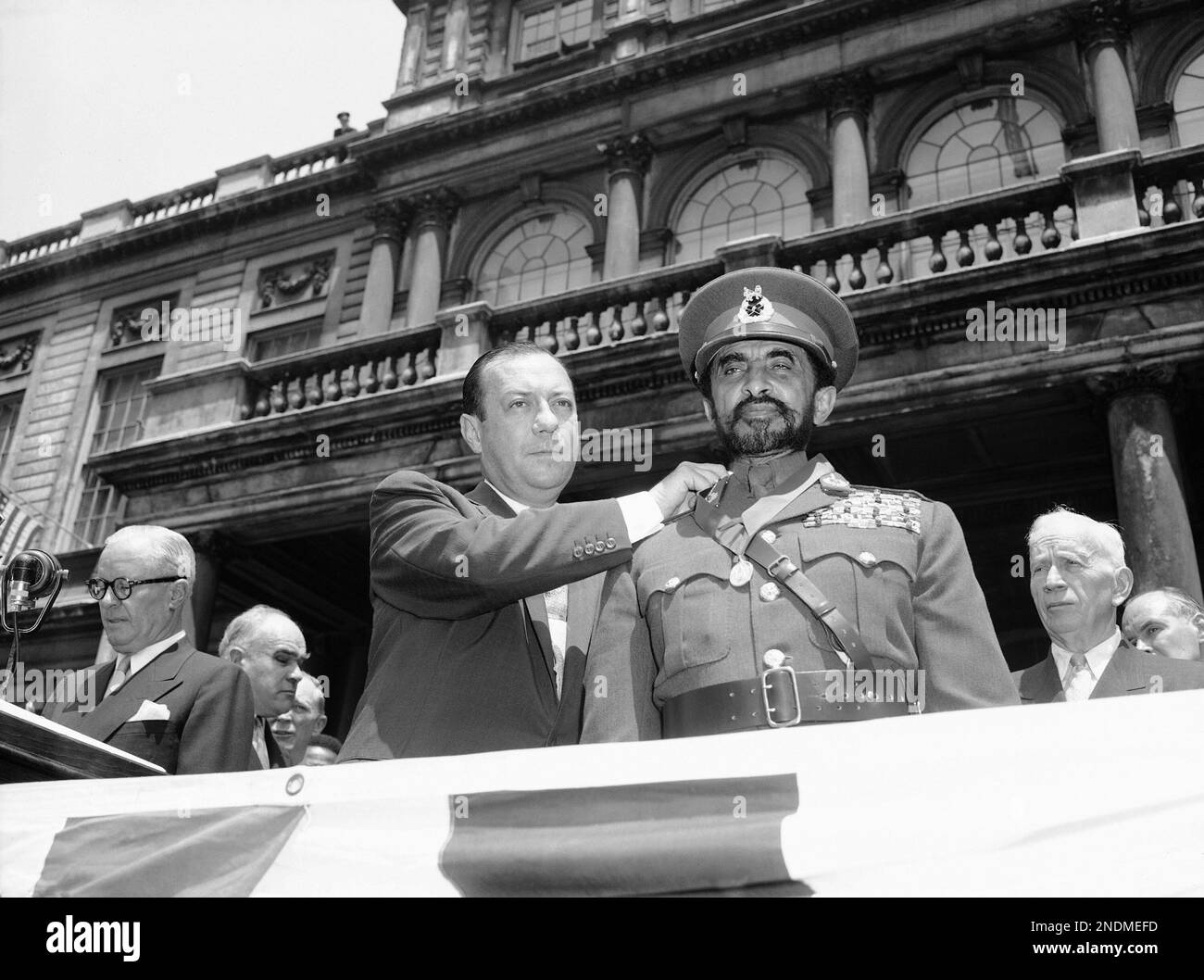 Mayor Robert F. Wagner presents the city’s Gold Medal of Honor to ...