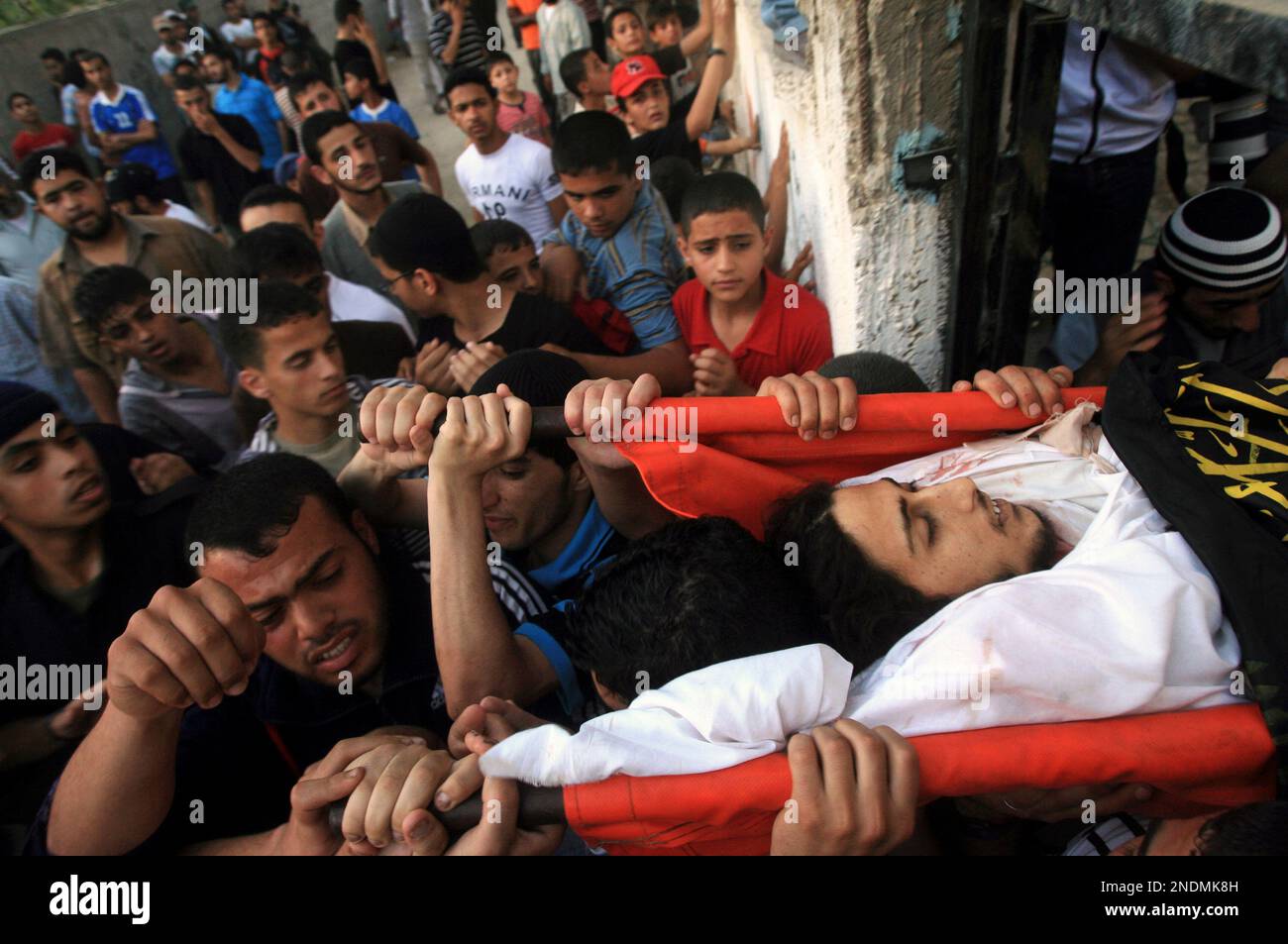 Palestinians carry the body of a Popular Resistance Committee militant ...