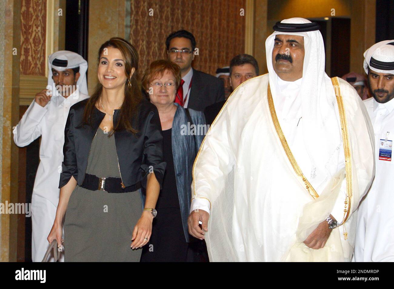 Emir of Qatar Sheikh Hamad bin Khalifa al-Thani, right, Jordan's Queen ...