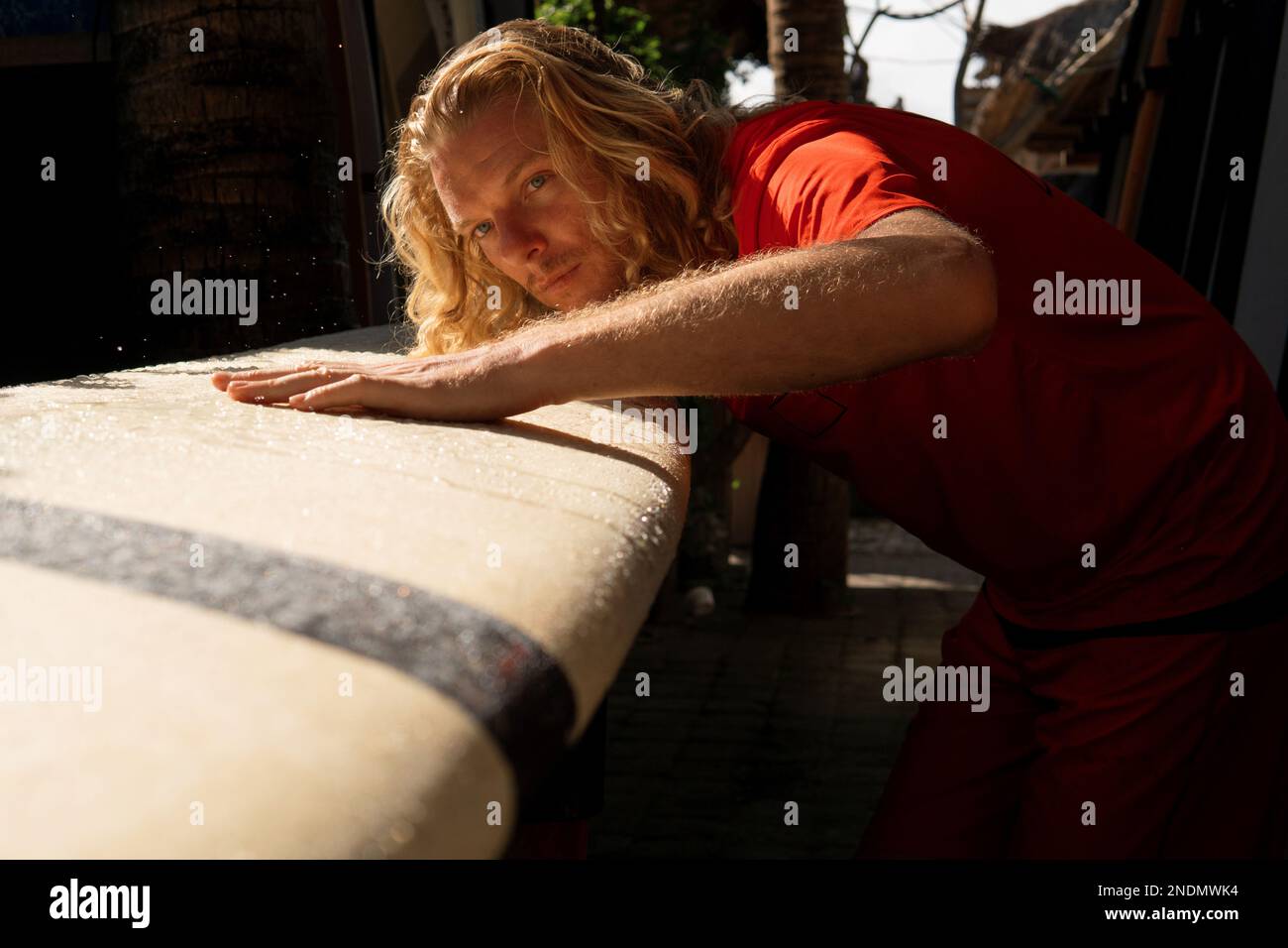 Surfer washing surfboard hi-res stock photography and images - Alamy