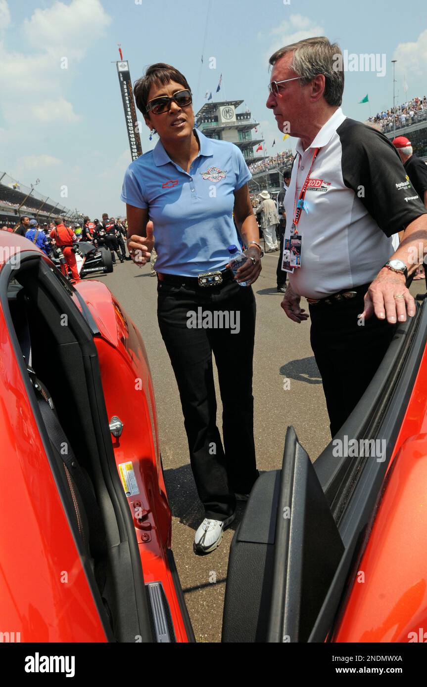 Television newscaster Robin Roberts, left, prepares to get in the pace ...