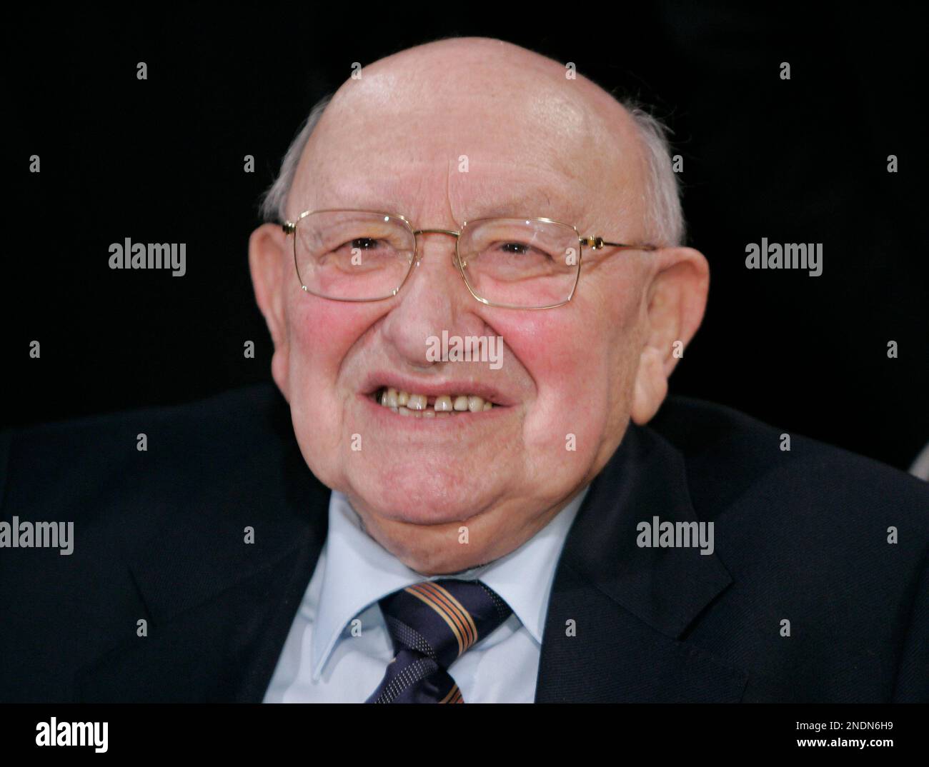 ARCHIV - Der Literaturkritiker Marcel Reich-Ranicki laechelt am 18 ...