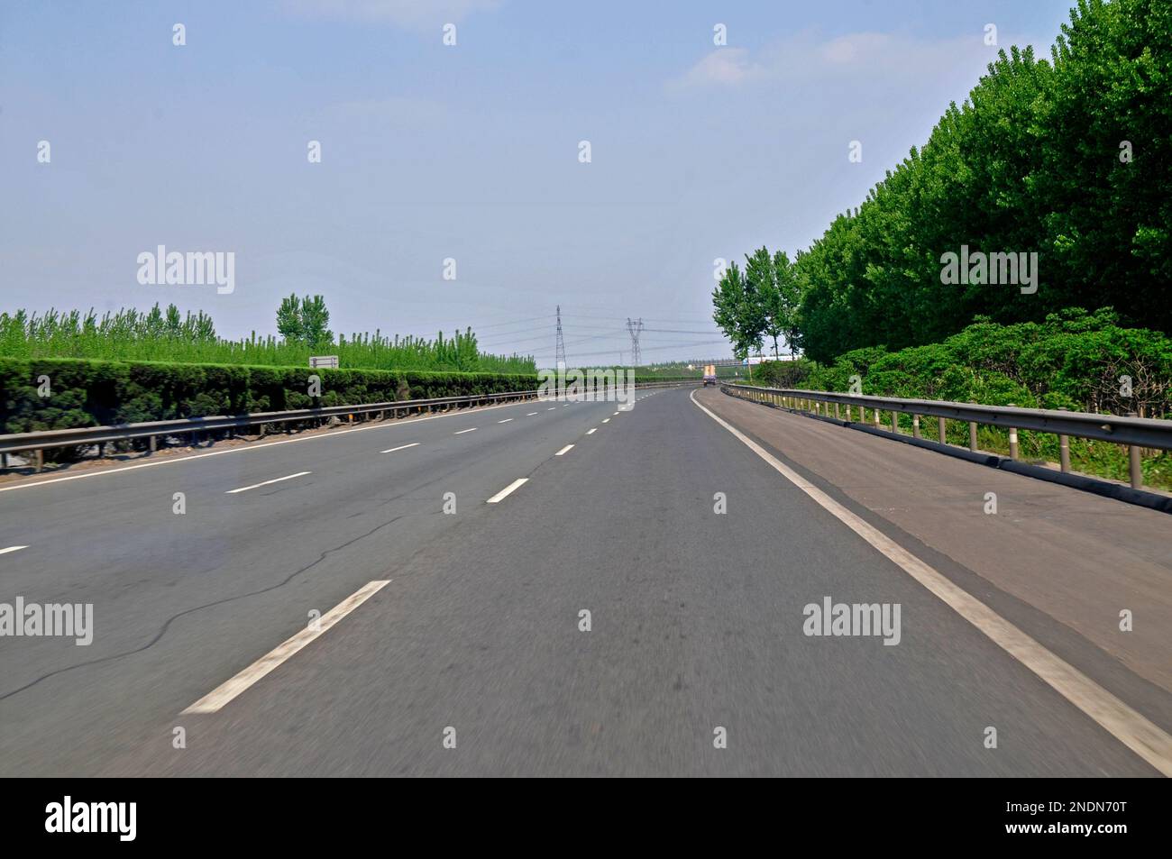 Wide roads hi-res stock photography and images - Alamy