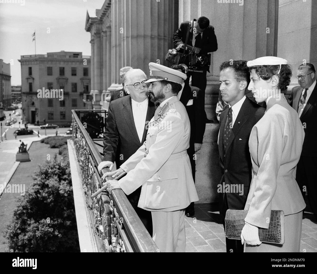 San Francisco's Mayor Elmer Robinson, left, shows Emperor Haile ...