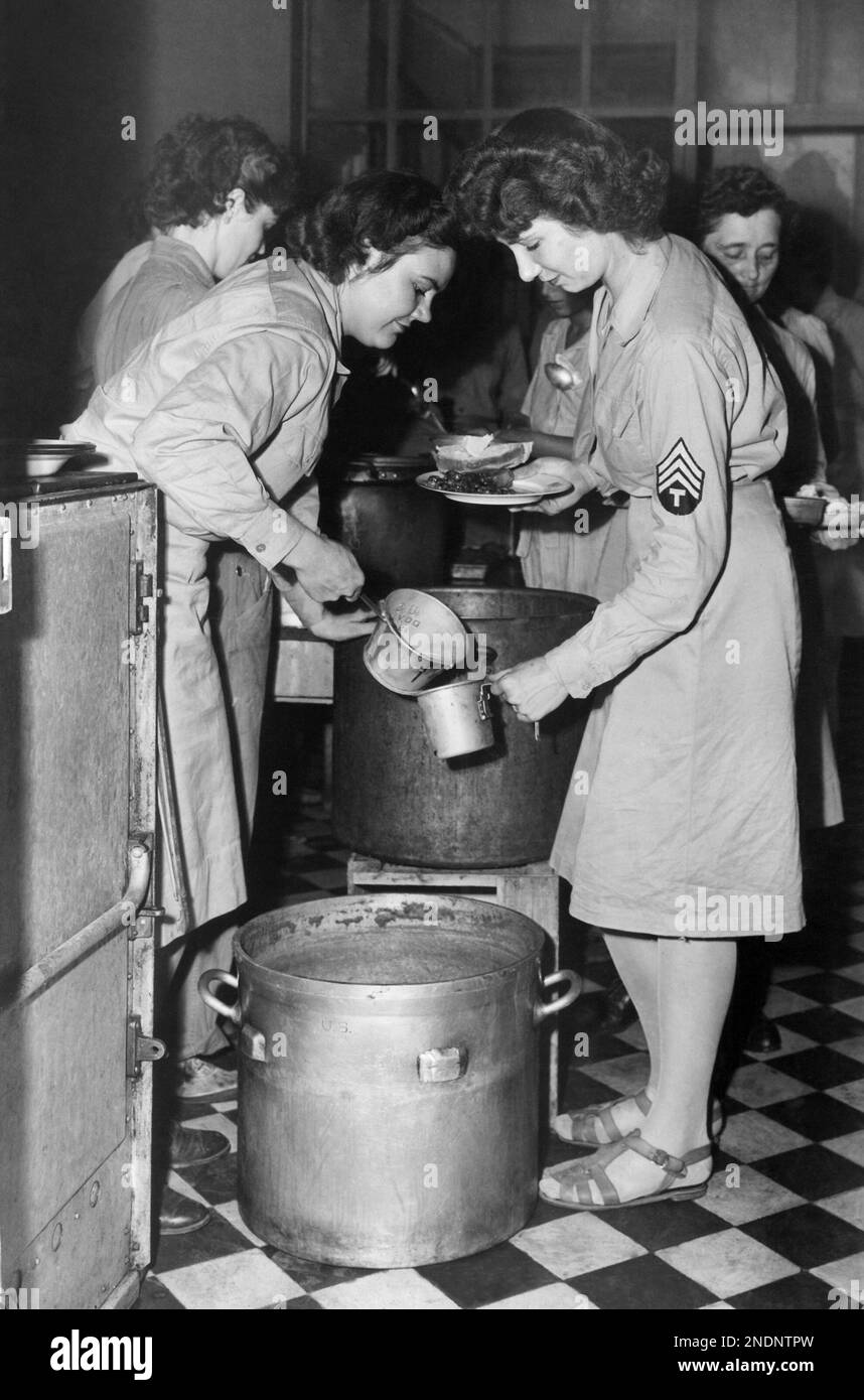 Chow line at the WAAC headquarters in North Africa, July 24, 1943. From ...