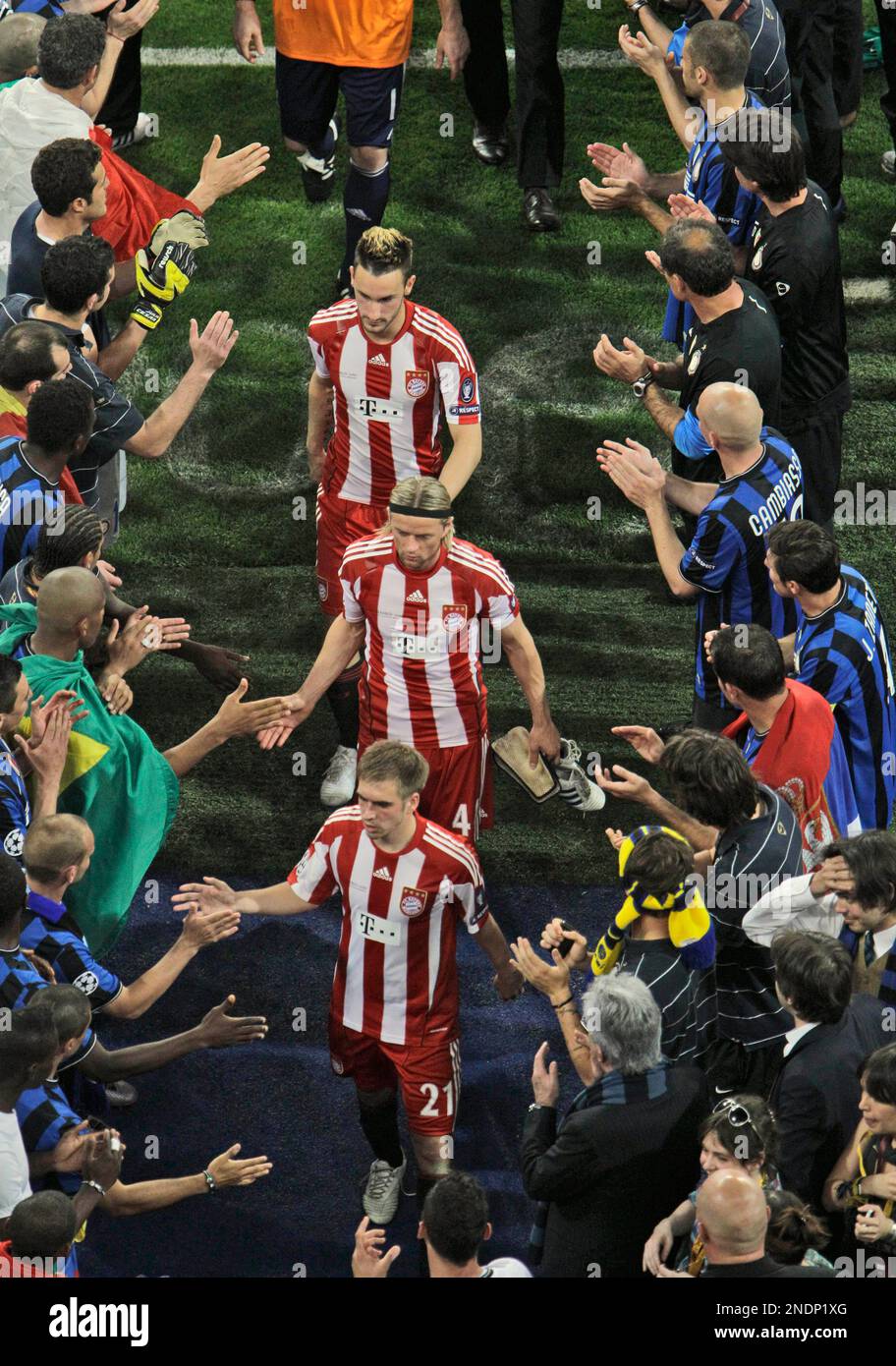 Bayern Munich players shake hands with Inter Milan players after being ...