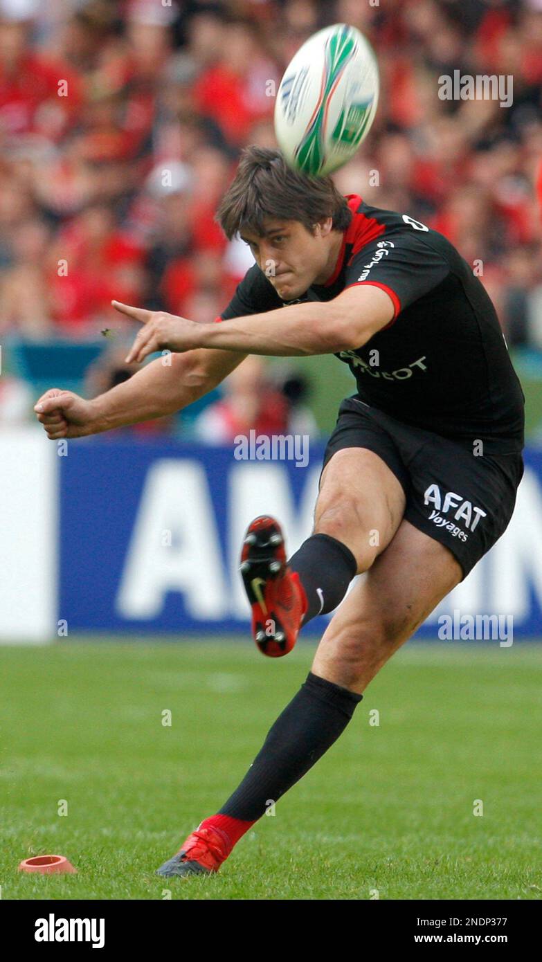 Toulouse's David Skrela kicks the ball during his Heineken European Cup ...