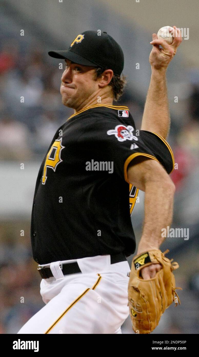 Pittsburgh Pirates starting pitcher Ross Ohlendorf works against the ...