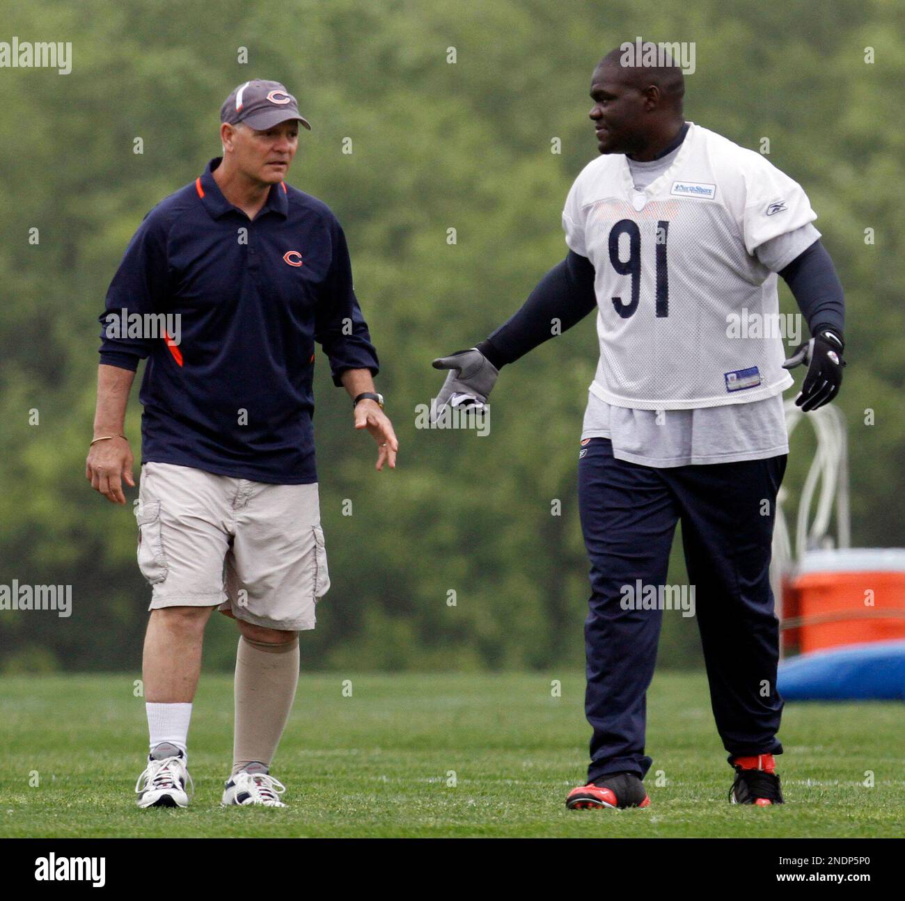 Chicago Bears' Tommie Harris, right, talks to defensive coordinator Rod ...