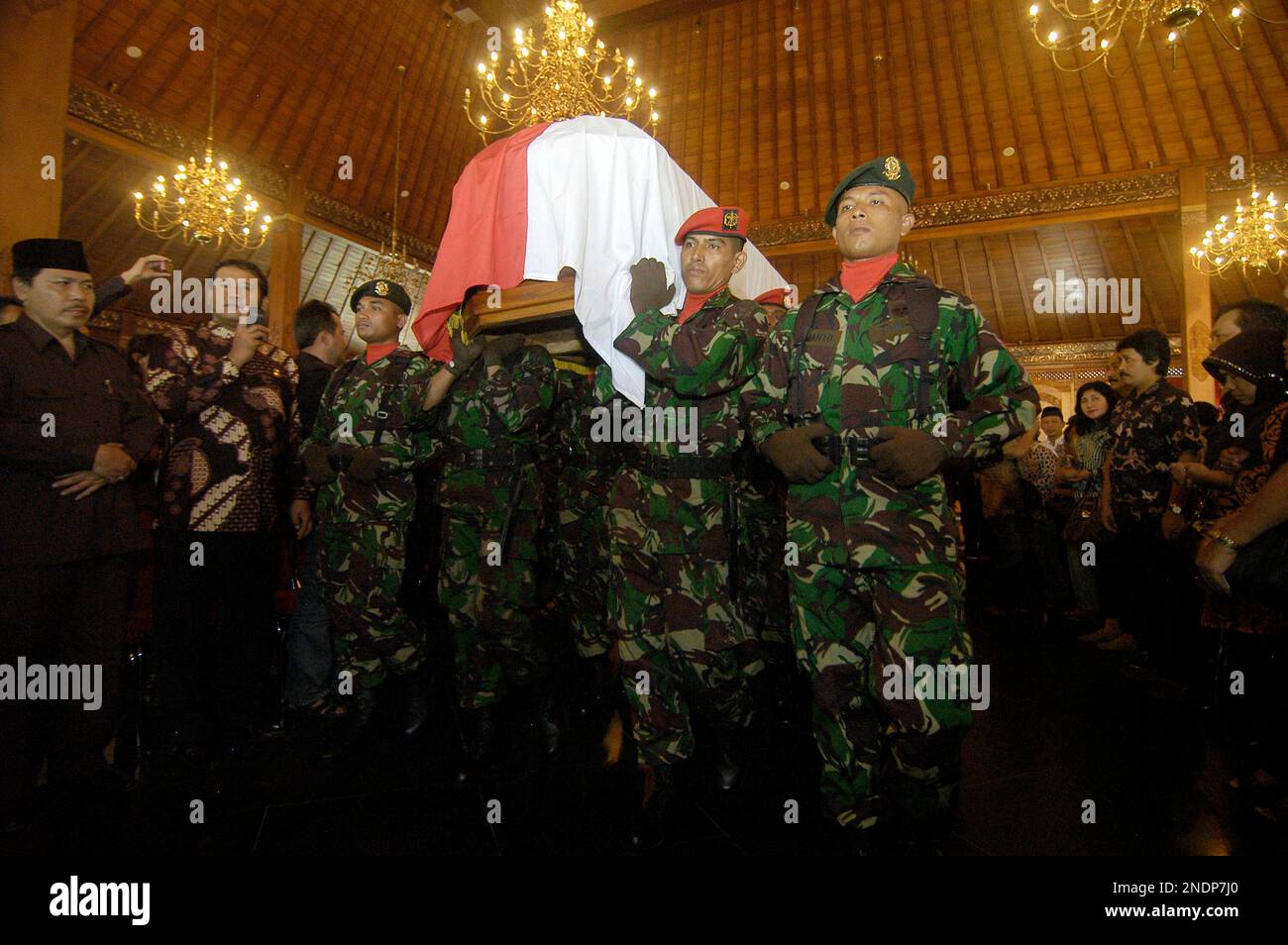 Indonesian soldiers carry the coffin of singer and songwriter Gesang ...