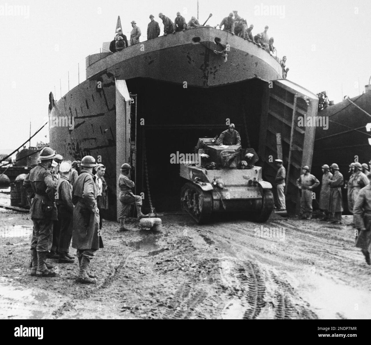 Members of the First Armoured division of the French Expeditionary ...