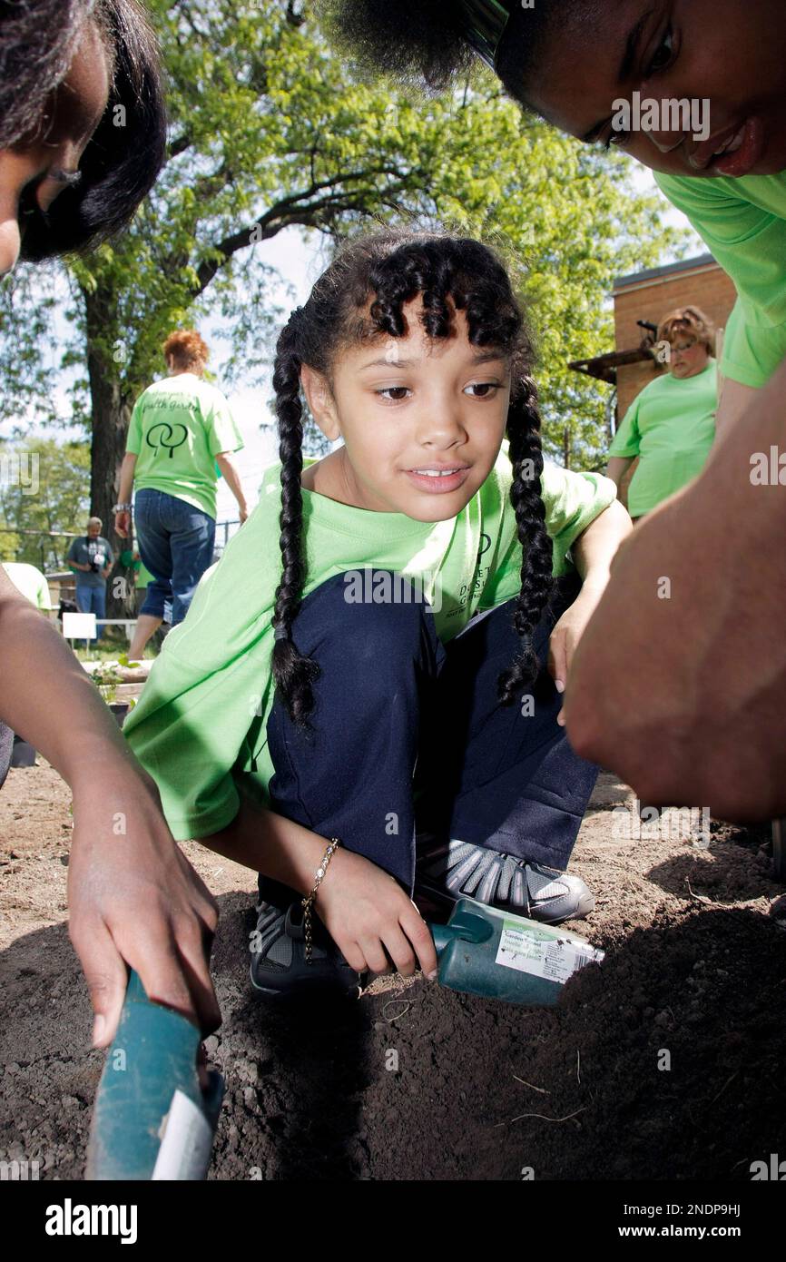 Gompers Elementary School students plant a "Made In Michigan" Learning ...