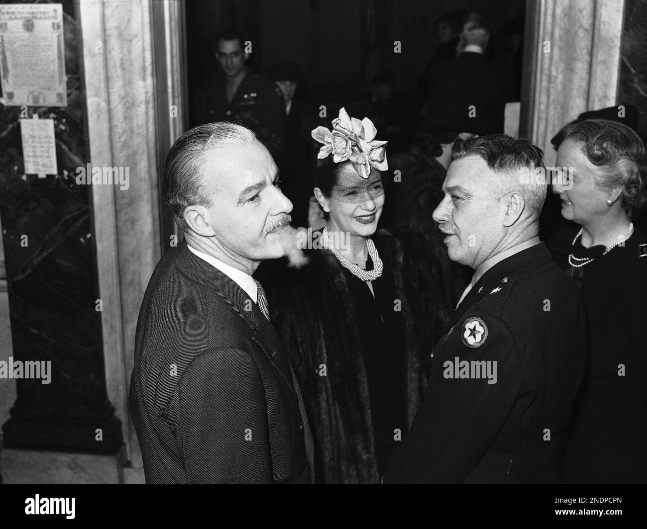 Film actor and director Alfred Lunt, left, and his wife British actress ...