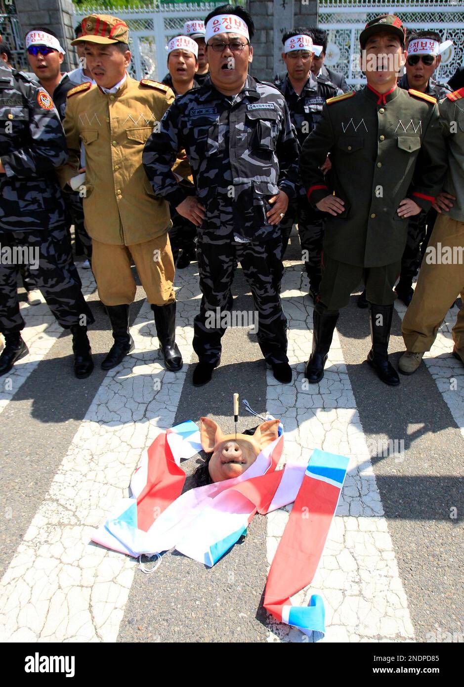 Former soldiers with the South Korean Headquarters of Intelligence ...