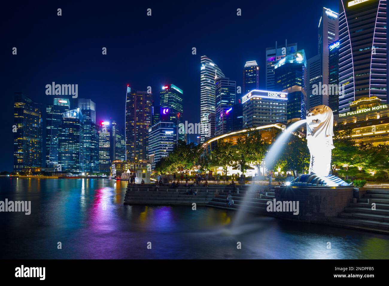 The Merlion, Singapore's national symbol, seen at Marina Bay by night ...