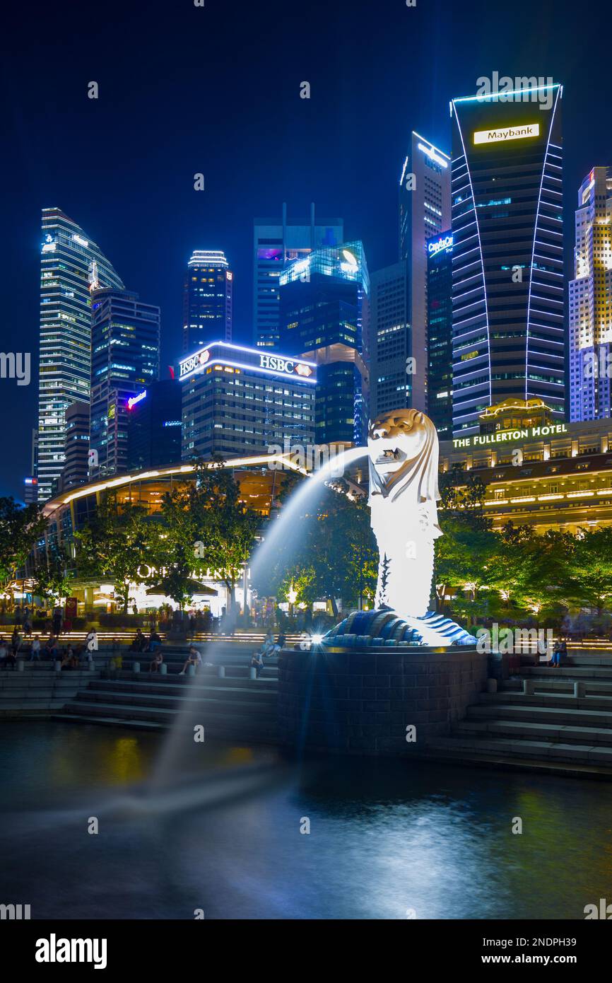 The Merlion, Singapore's national symbol, seen at Marina Bay by night ...