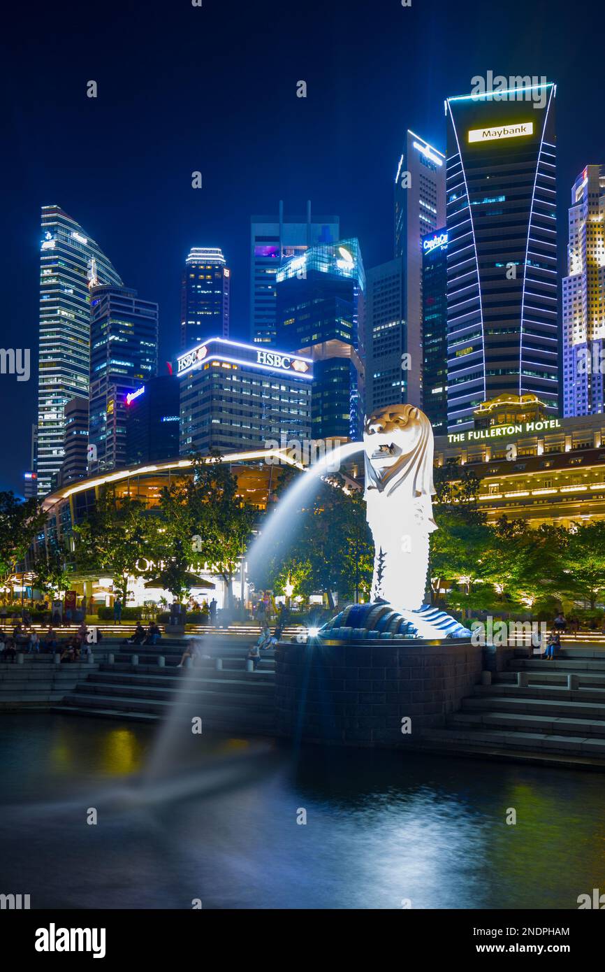 The Merlion, Singapore's national symbol, seen at Marina Bay by night ...