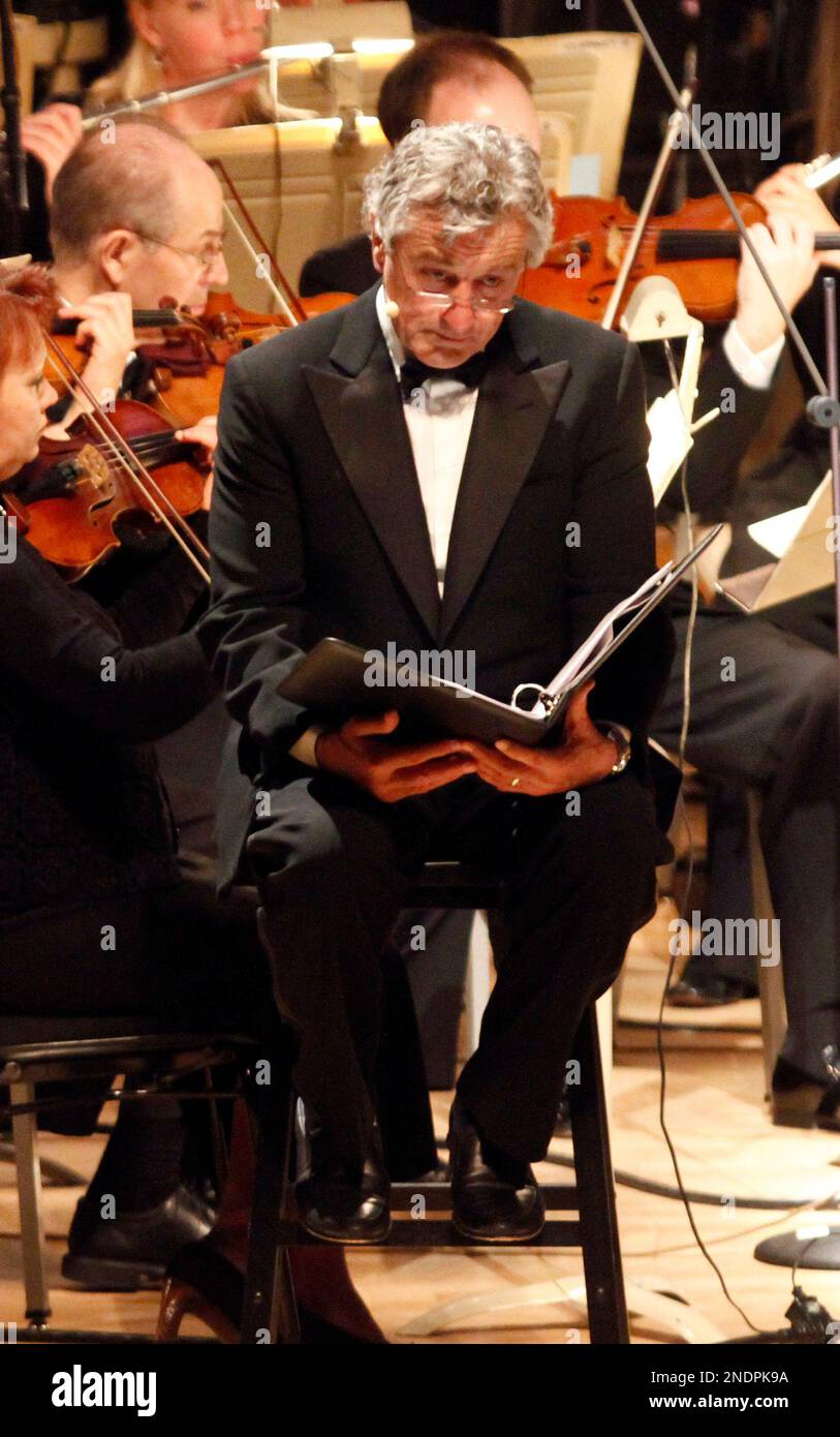 Robert De Niro looks up from a reading during the Boston Pops world ...