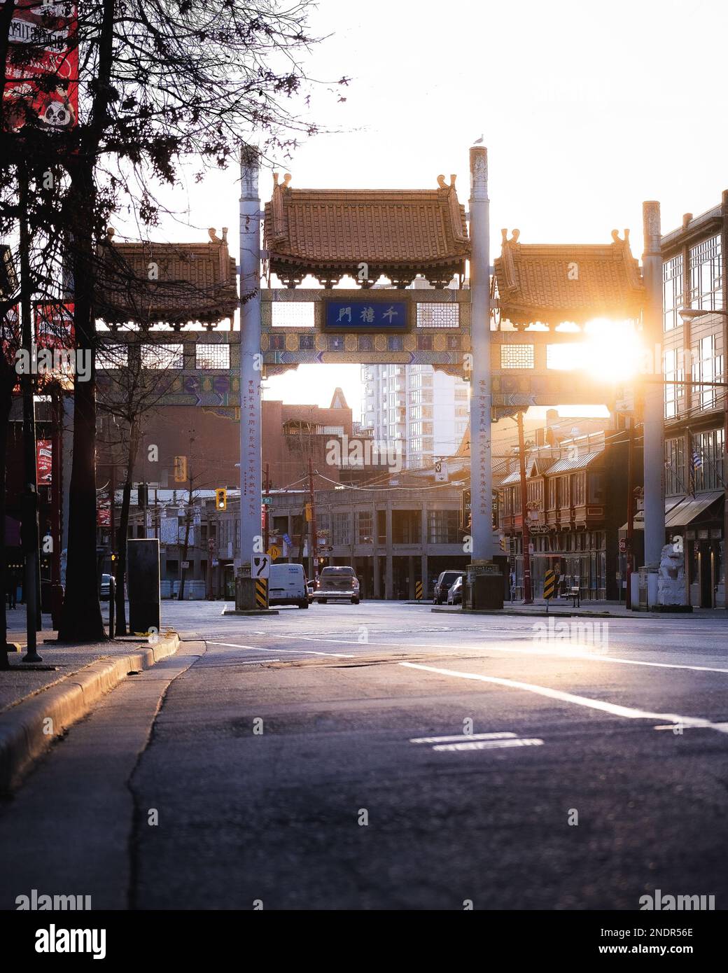 Golden hour chinatown hi-res stock photography and images - Alamy