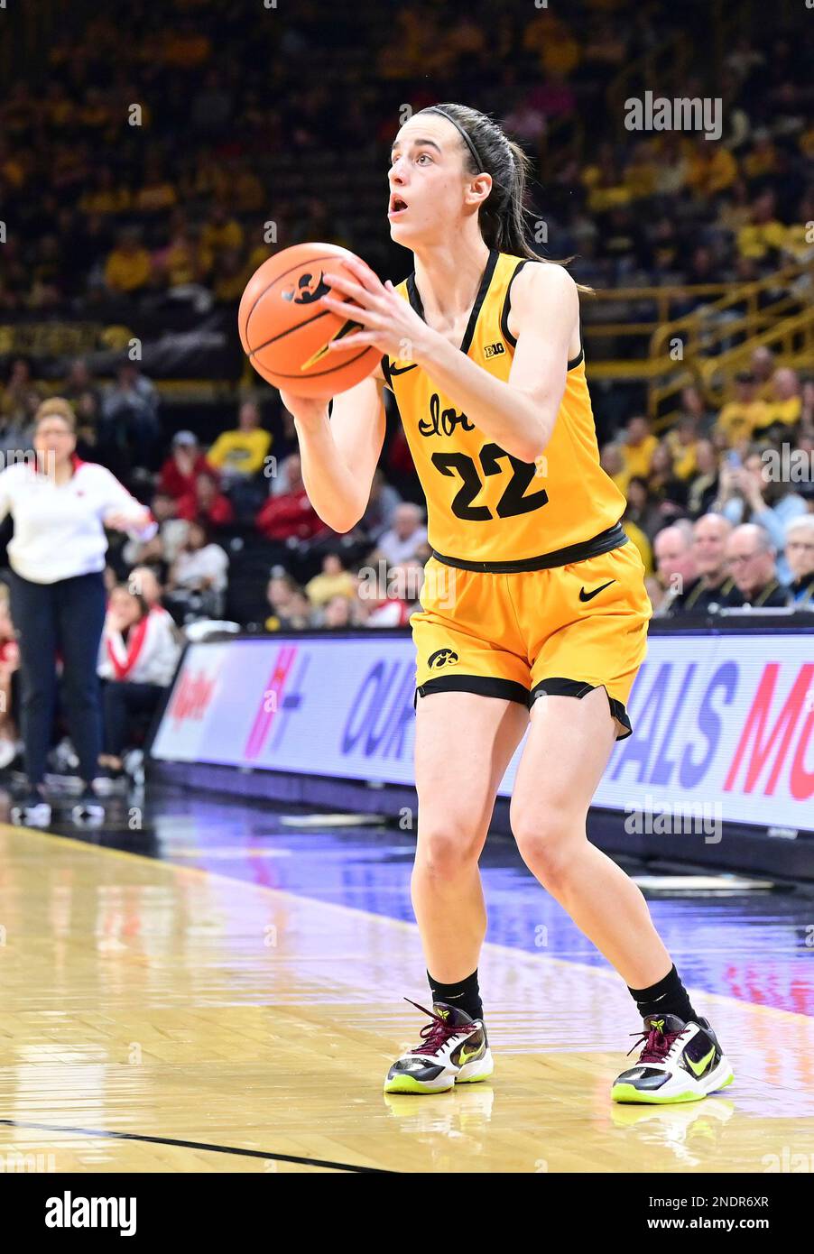 IOWA CITY, IA - FEBRUARY 15: Iowa guard Caitlin Clark (22) sets up a ...