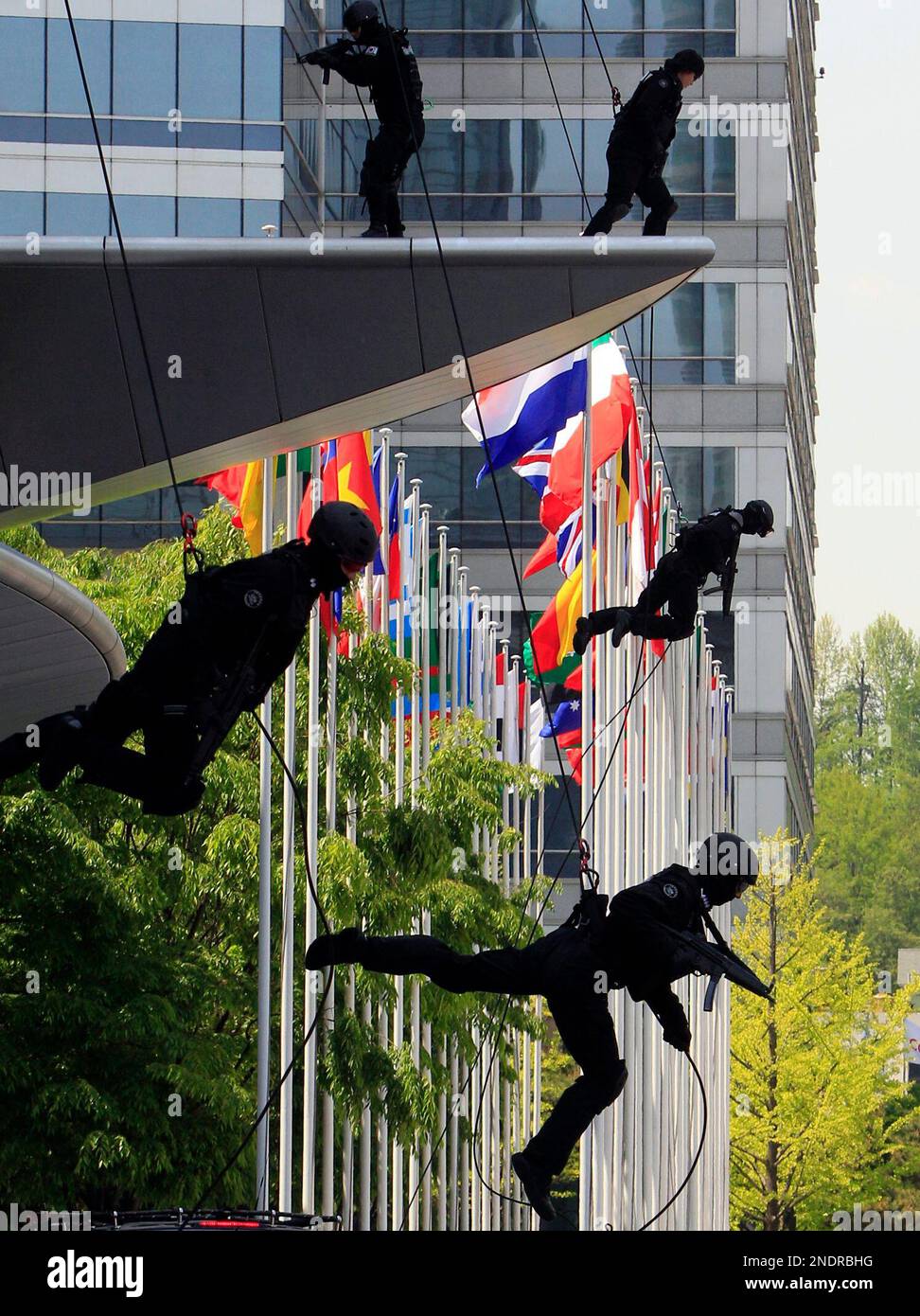 South Korean special police force personnel rappel down from top of the ...
