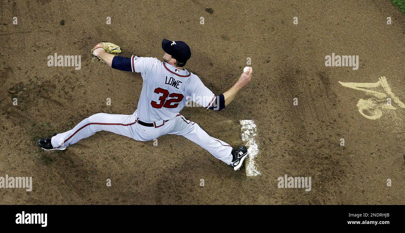 Atlanta Braves starting pitcher Derek Lowe throws during the fourth ...