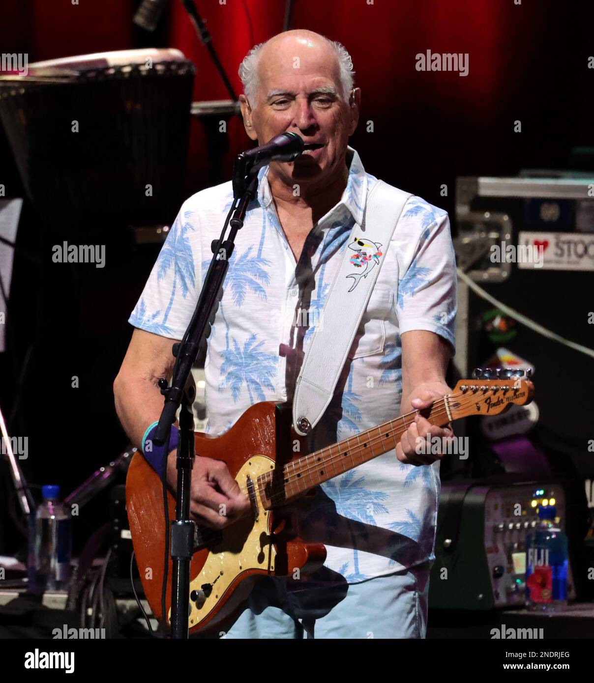 Jimmy buffett on stage hi-res stock photography and images - Alamy