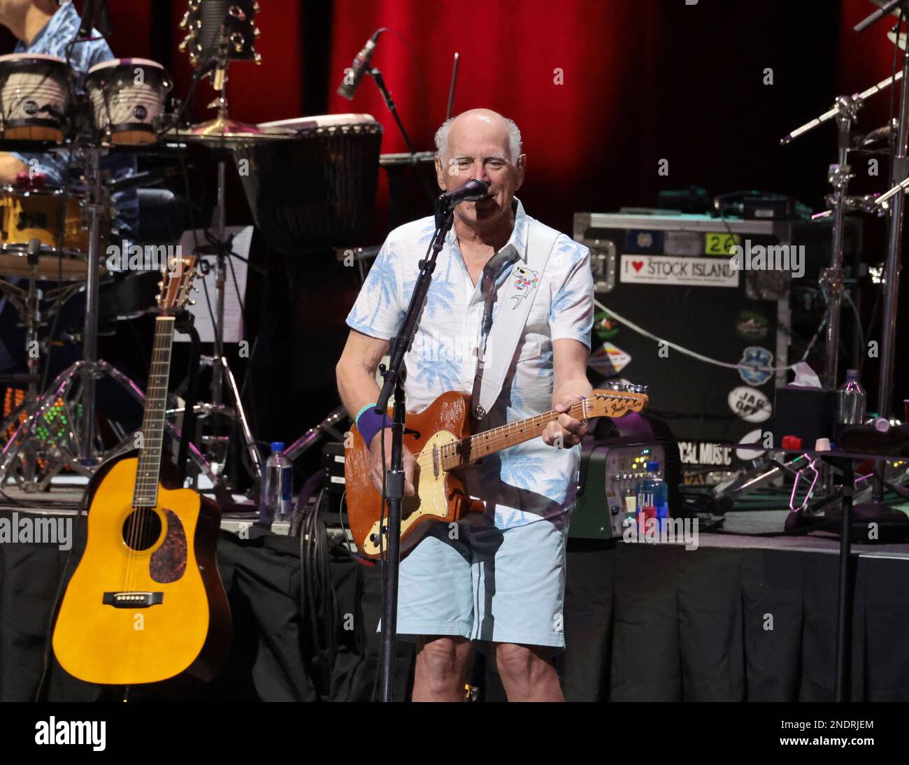 Jimmy buffett on stage hi-res stock photography and images - Alamy