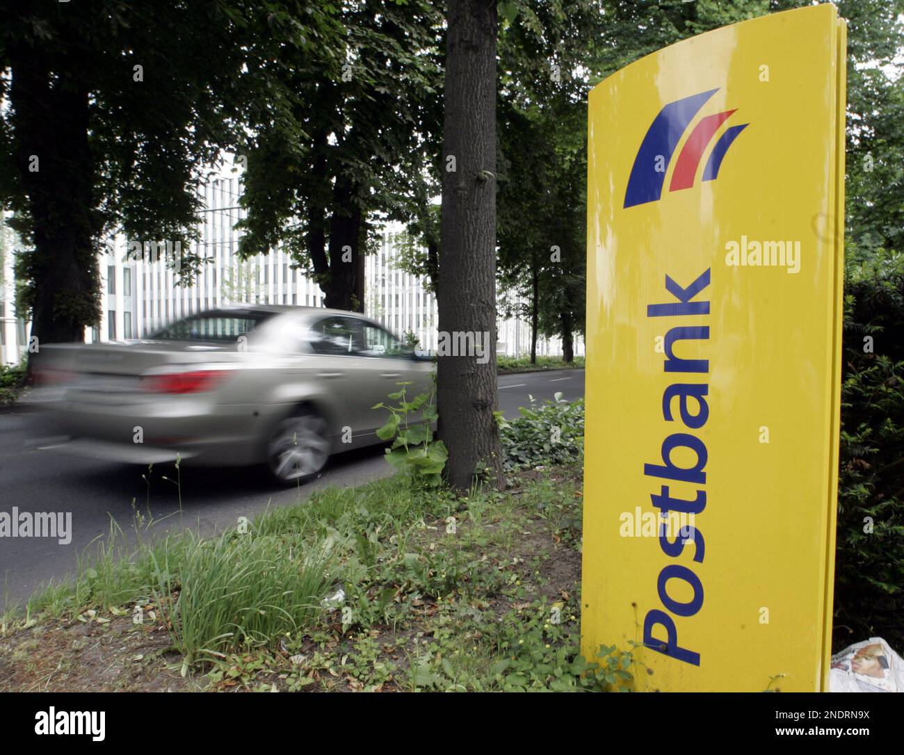 ARCHIV - Blick auf ein Logo vor der Geschaeftszentrale der Postbank in ...