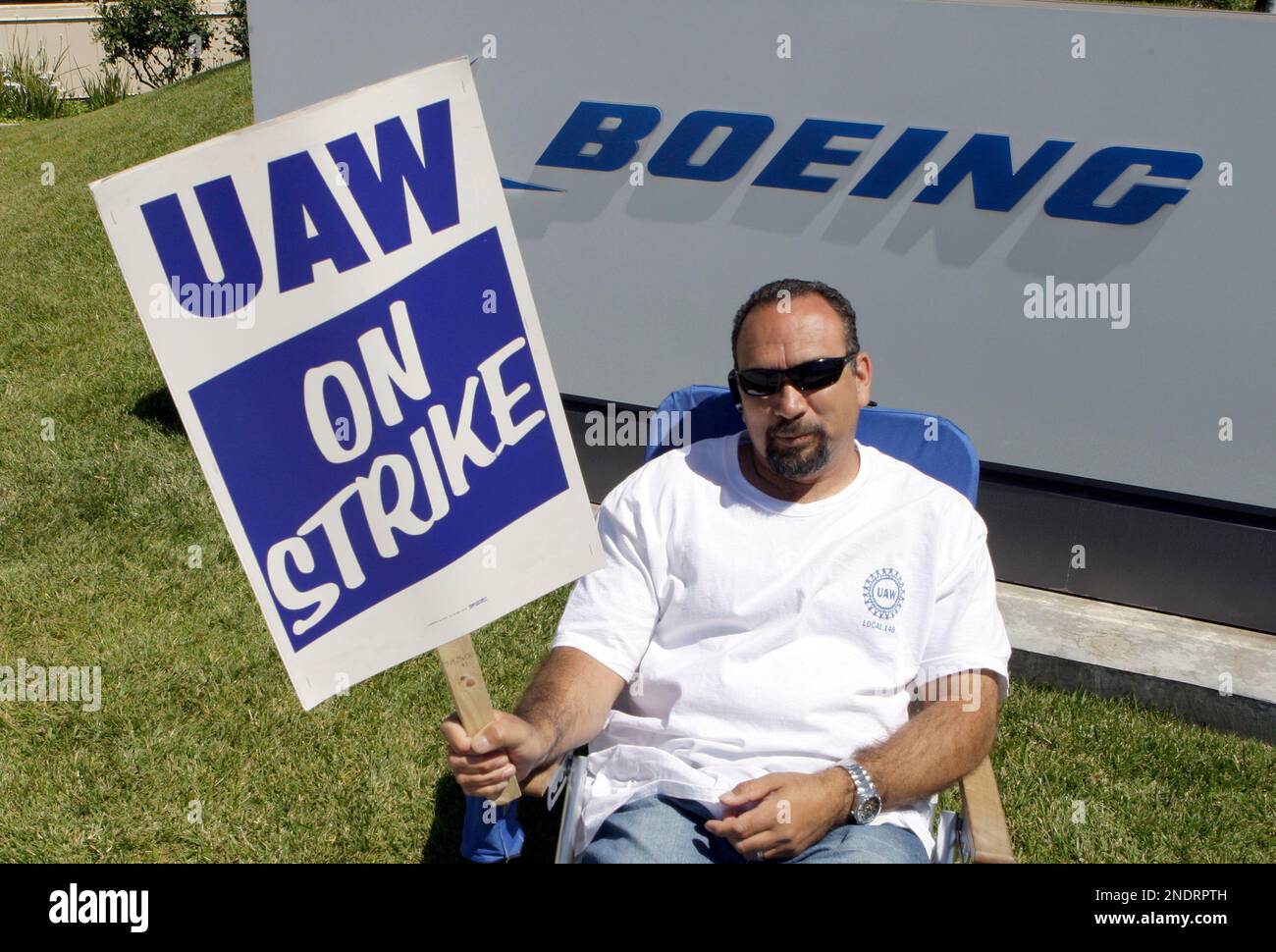 Fuel tank mechanic Fred Castillo joins striking workers picketing ...