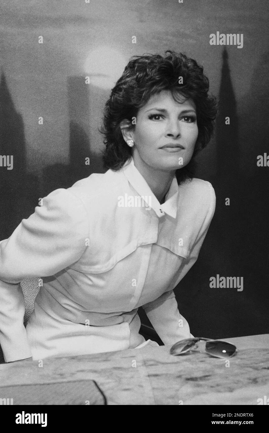 Raquel Welch, news conference at NAL Books offices, Manhattan in New ...