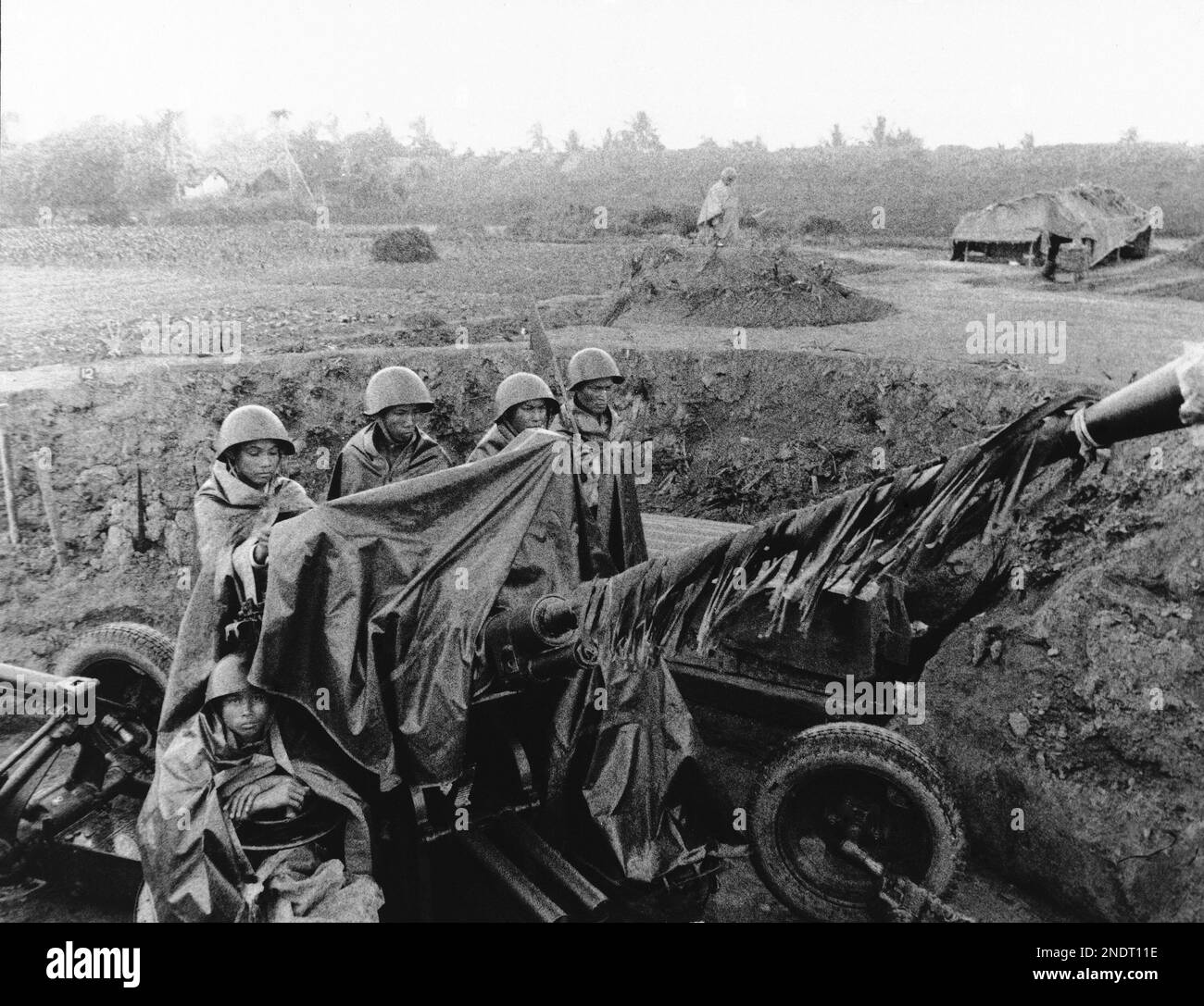 Five women militia members man an anti-aircraft gun guarding the Ham ...