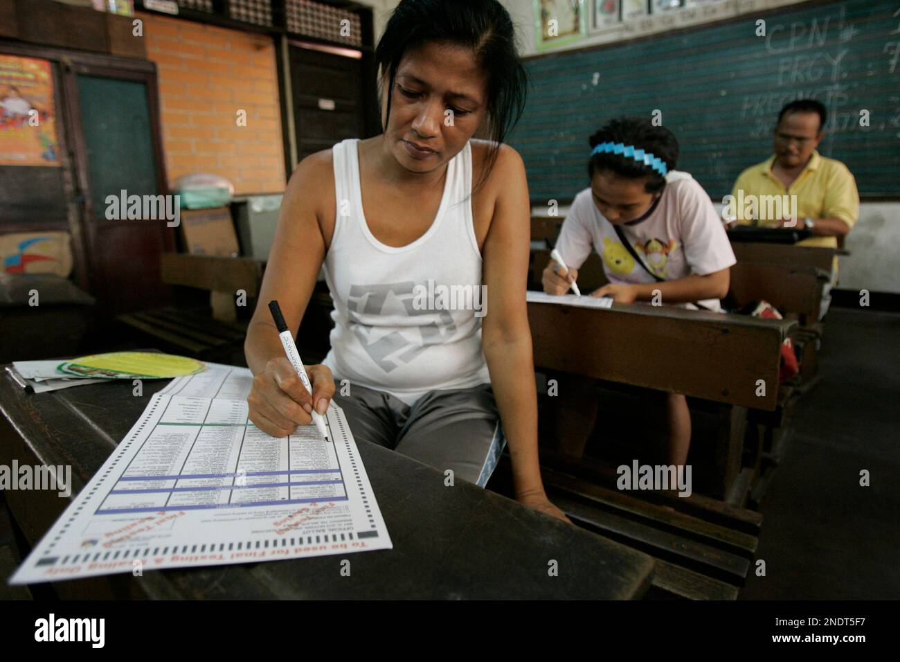 Volunteers participate in mock voting during testing of the Precinct ...
