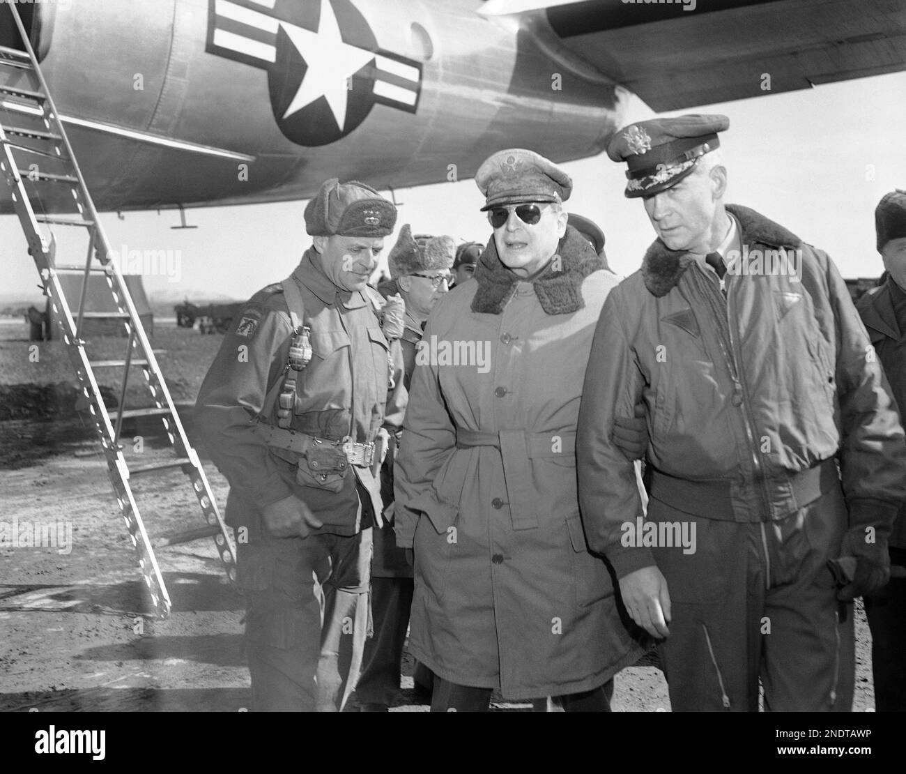 Ground and air force chiefs meet the Supreme commander in Korea on ...