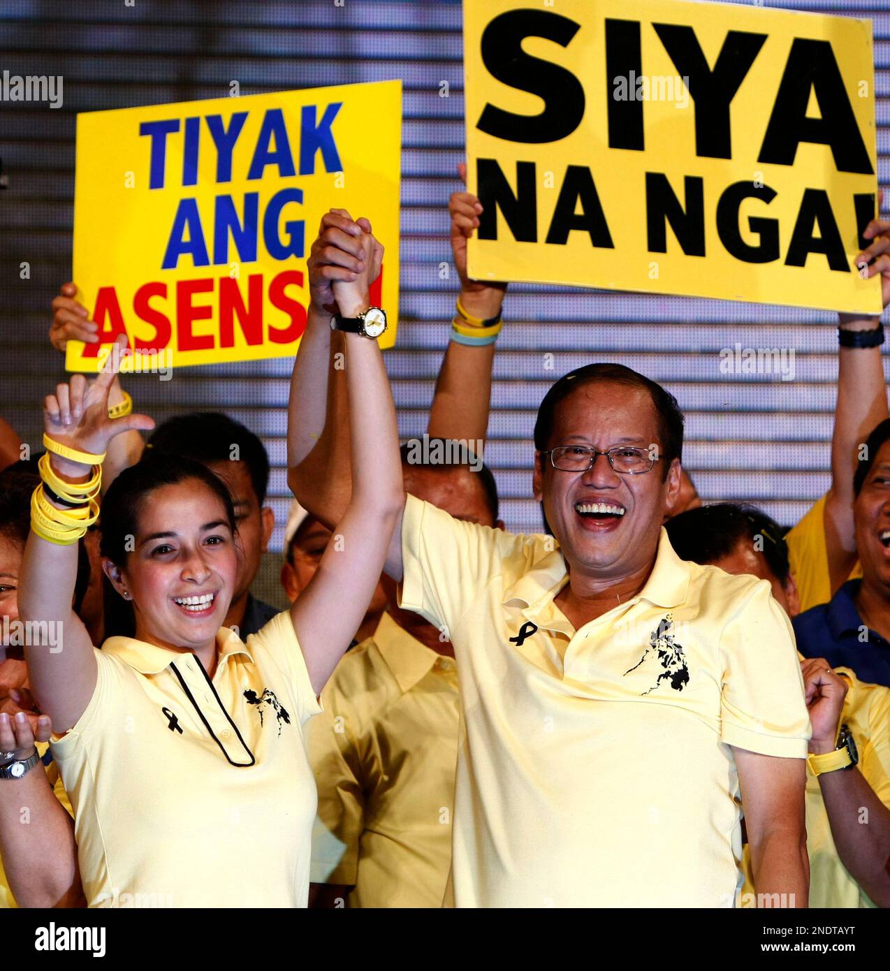 Presidential candidate Sen. Benigno "Noynoy" Aquino III and his ...