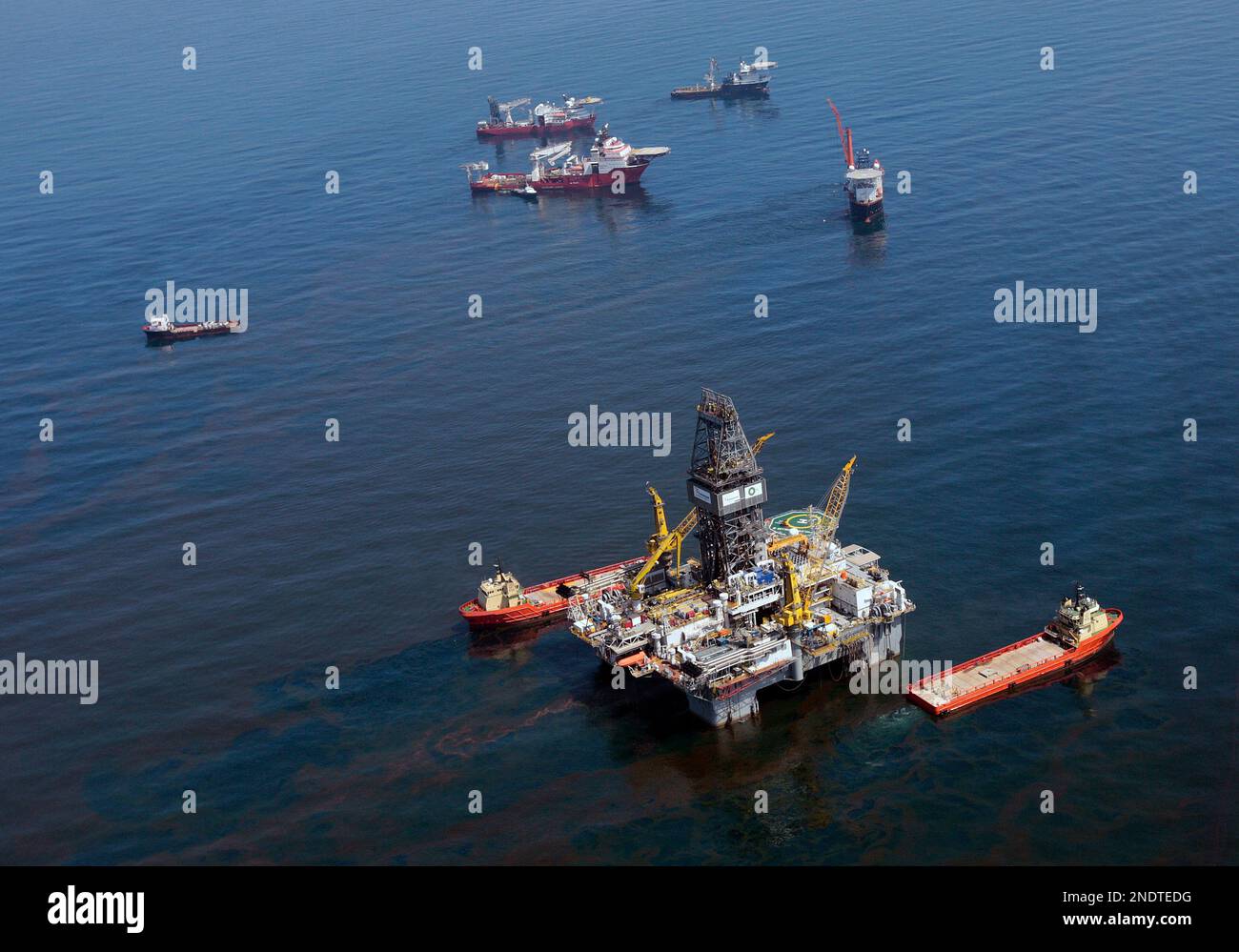Vessels surround a drilling rig at the site of the Deepwater Horizon in ...