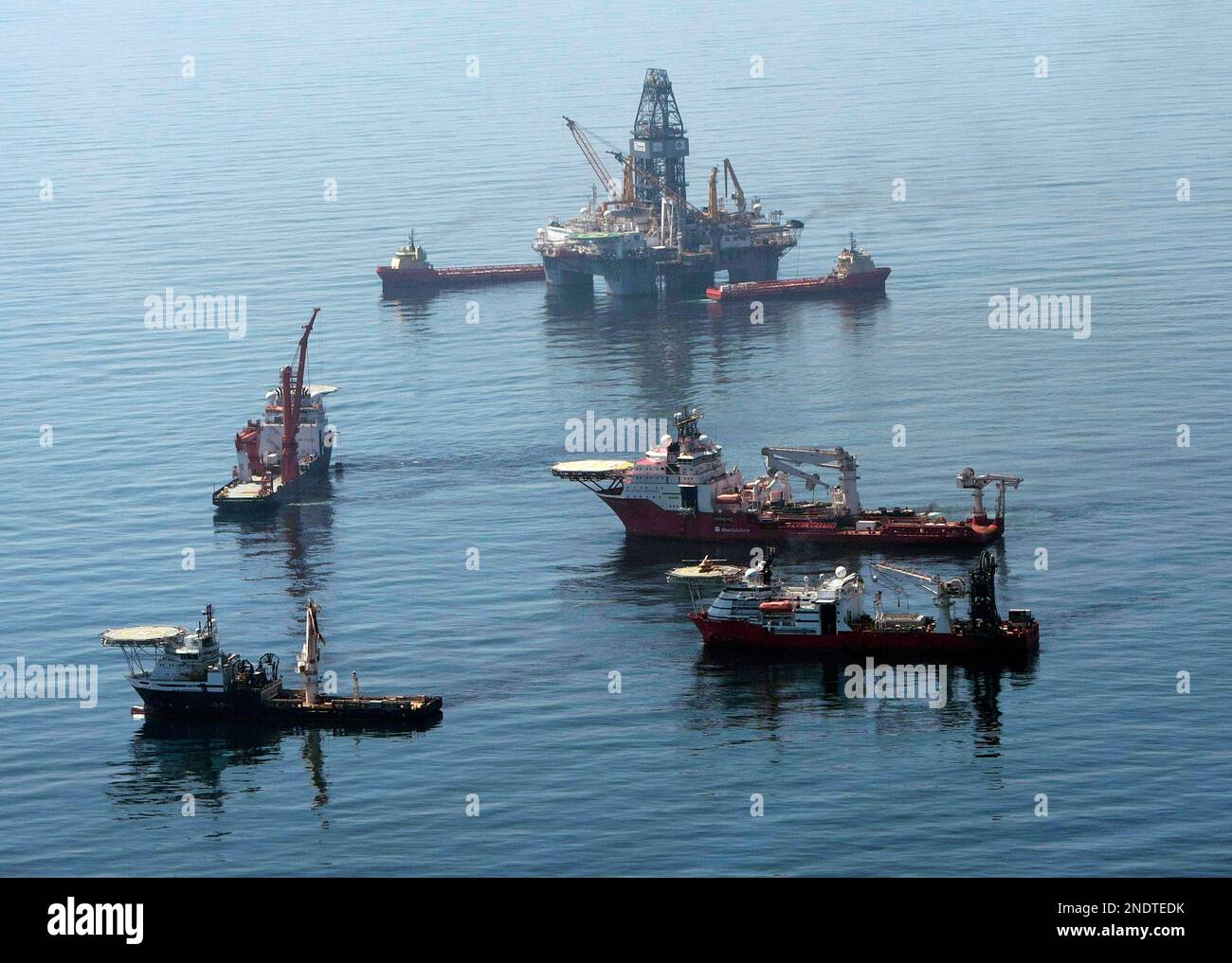 Vessels surround a drilling rig at the site of the Deepwater Horizon in ...