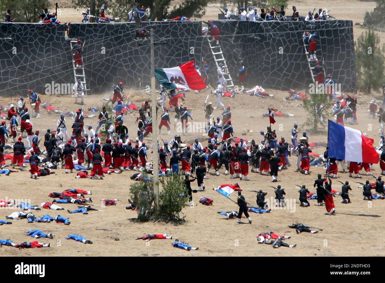 Mexican soldiers take part in a recreation of the Battle of Puebla ...