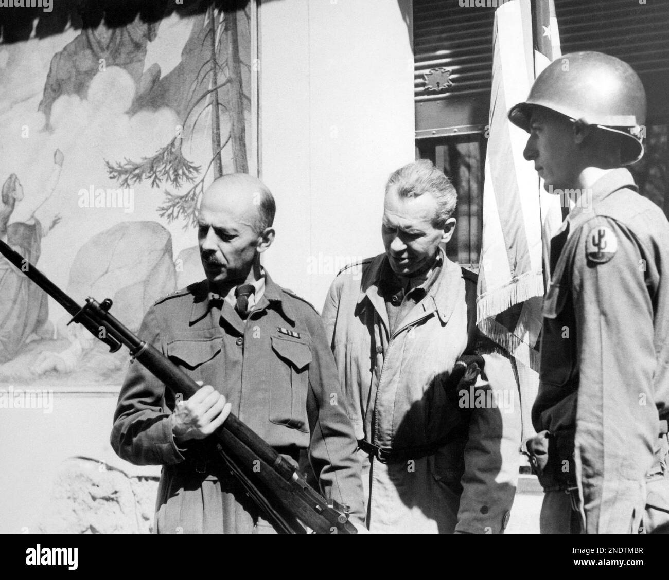 Gen. Bor Komorowski, left, Polish Underground Leader, examines the ...