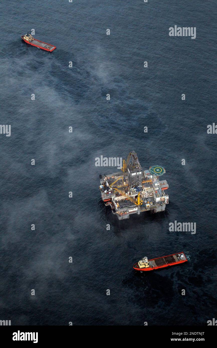 A rig drilling a relief well and support vessels gather in the Gulf of ...