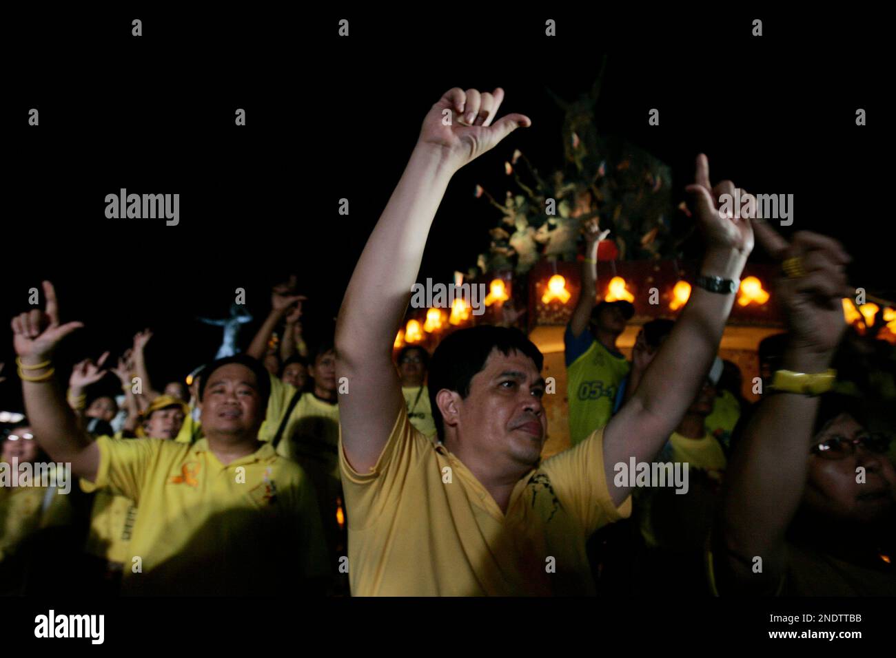 Supporters of Presidential candidate Sen. Benigno "Noynoy" Aquino III ...