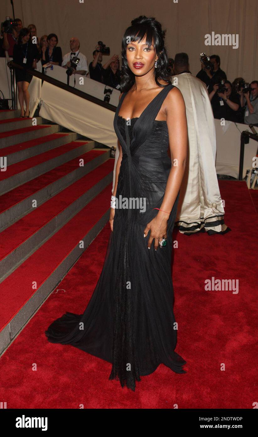 Naomi Campbell arrives to the Metropolitan Museum of Art Costume ...