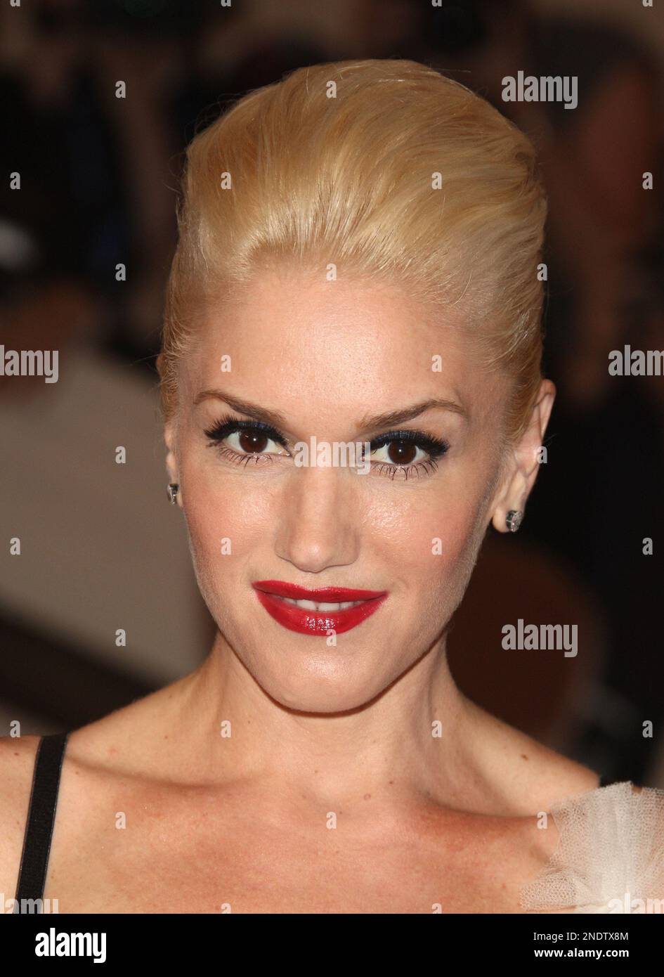 Gwen Stefani arrives to the Metropolitan Museum of Art Costume ...