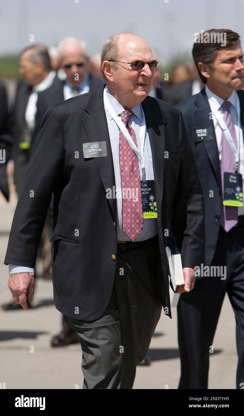 Lou Simpson, of GEICO, walks to a Burlington Northern Santa Fe ...