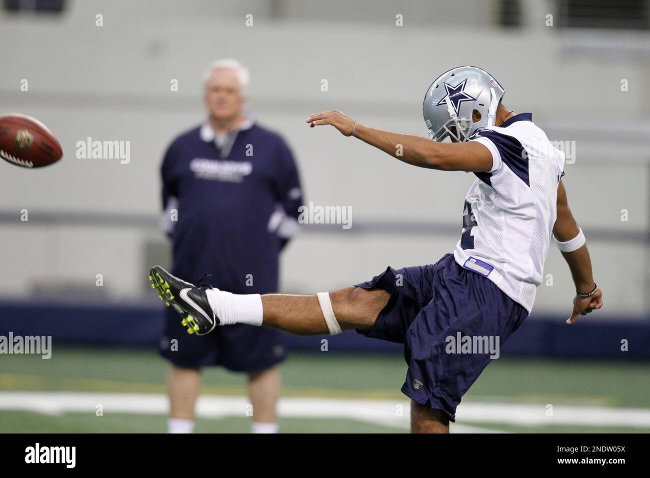 Dallas Cowboys head coach Wade Phillips, background, and kicker Delbert ...