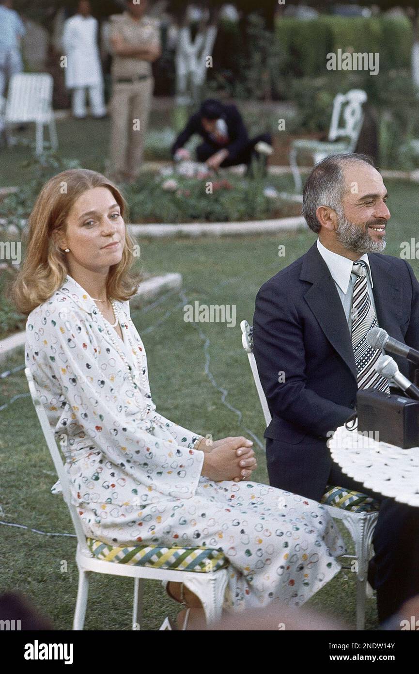 King Hussein of Jordan and his bride-to-be, Elizabeth Halaby pose in ...